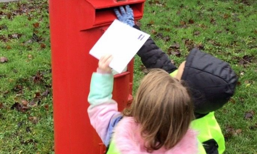 Pepper Hill School - Posting winter cards